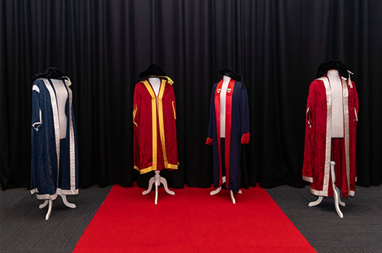 Academic dress, Student administration, Graduations, La Trobe University